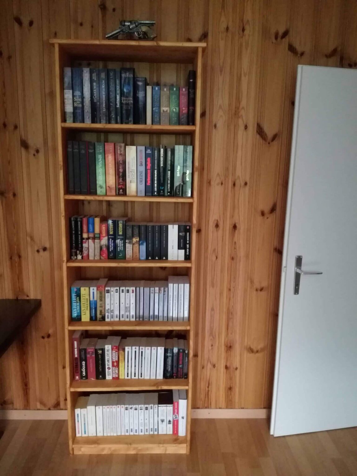 How To Build A DIY Bookshelf For 65$ - The Poor Swiss